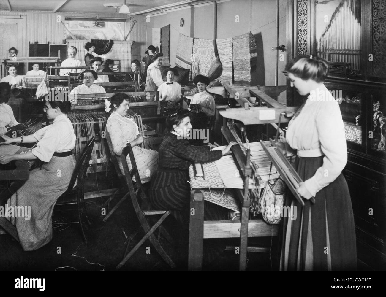 Historical weaving looms hi-res stock photography and images - Alamy