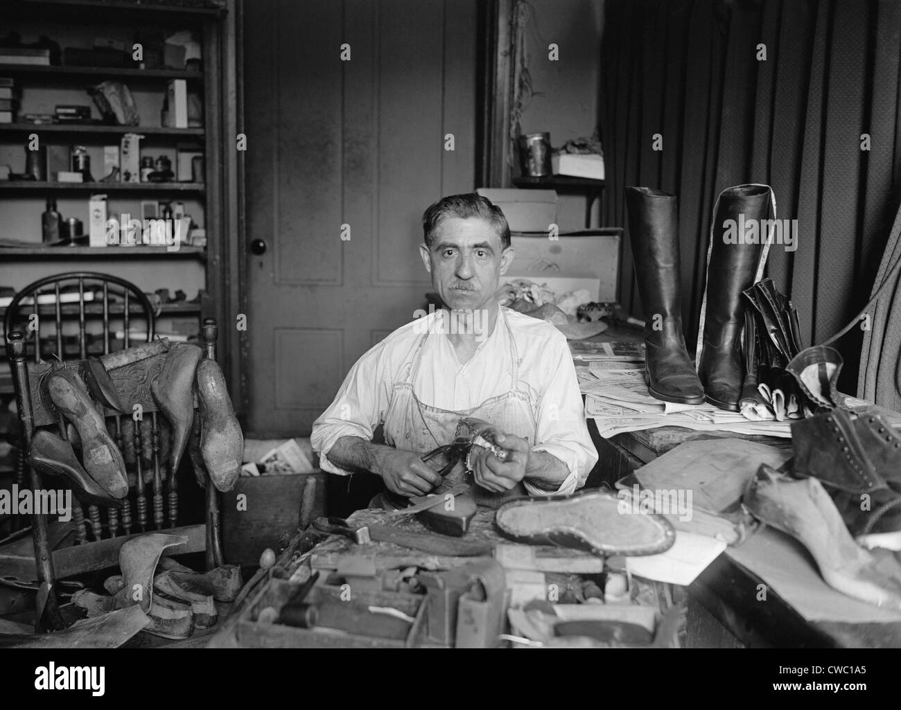 1920s shoemaker Black and White Stock Photos & Images - Alamy