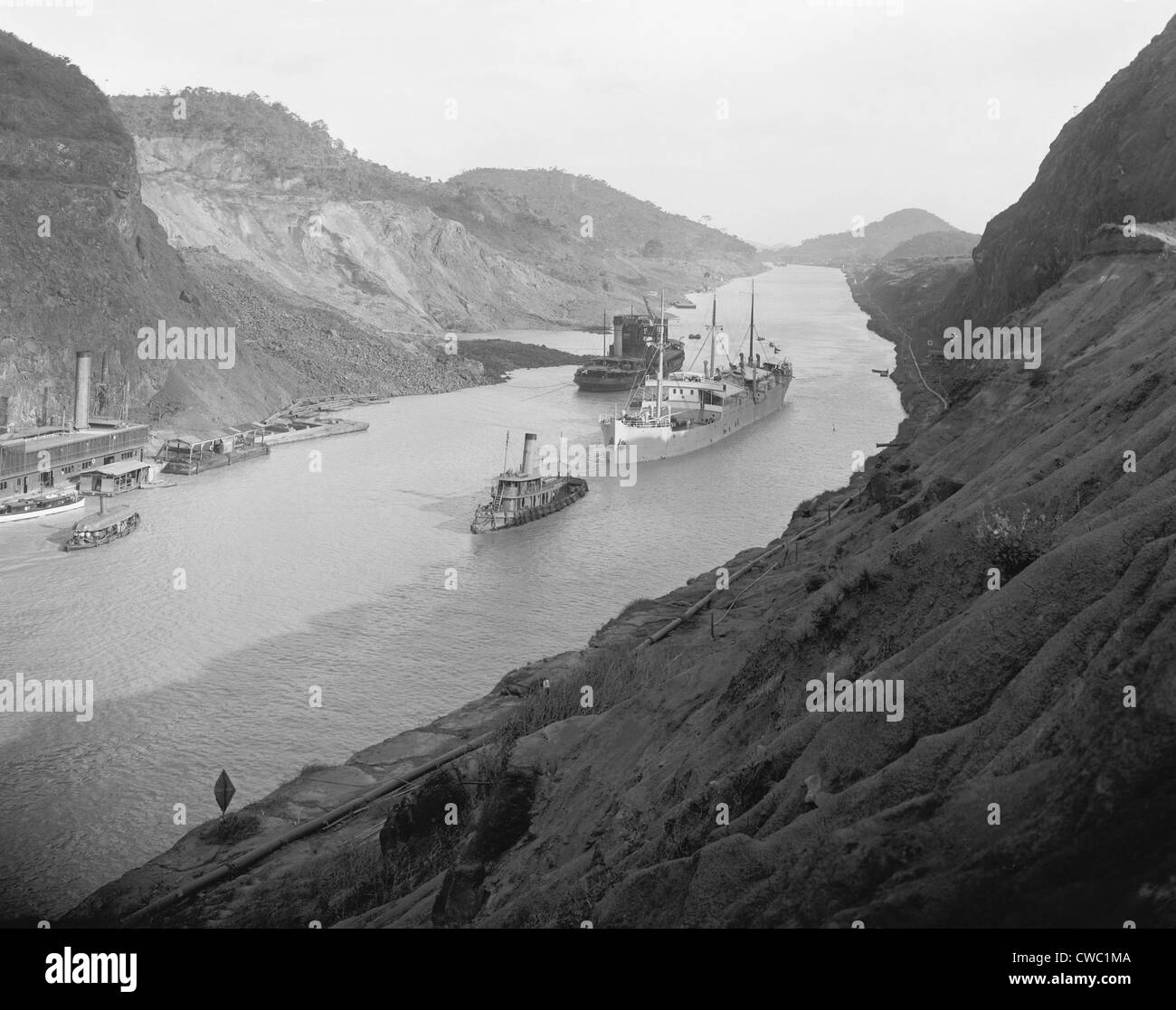 Boats move through Panama Canal at the Culebra Cut (Gaillard Cut ...