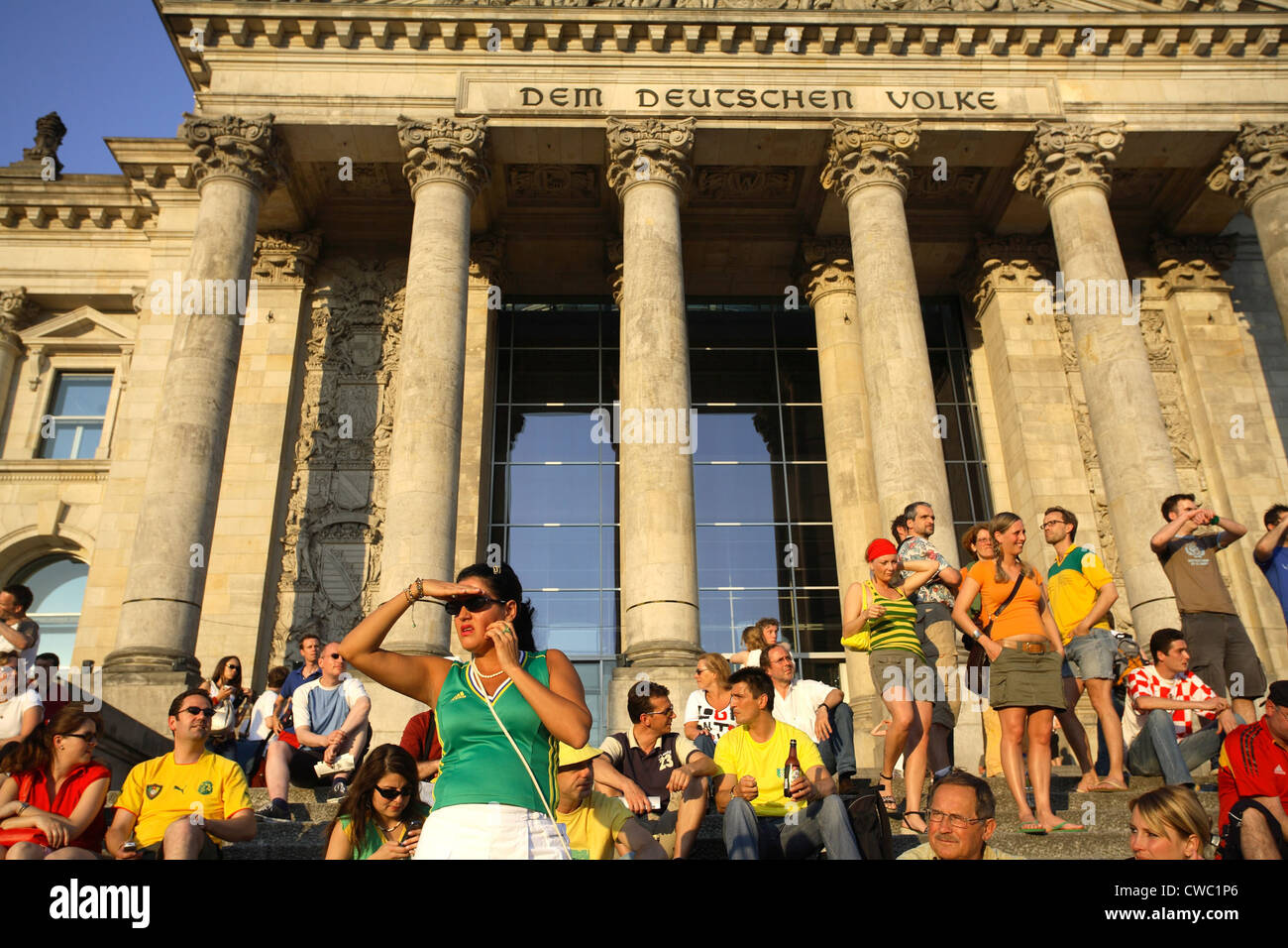 Berlin crowd in front of the Reichstag Stock Photo - Alamy