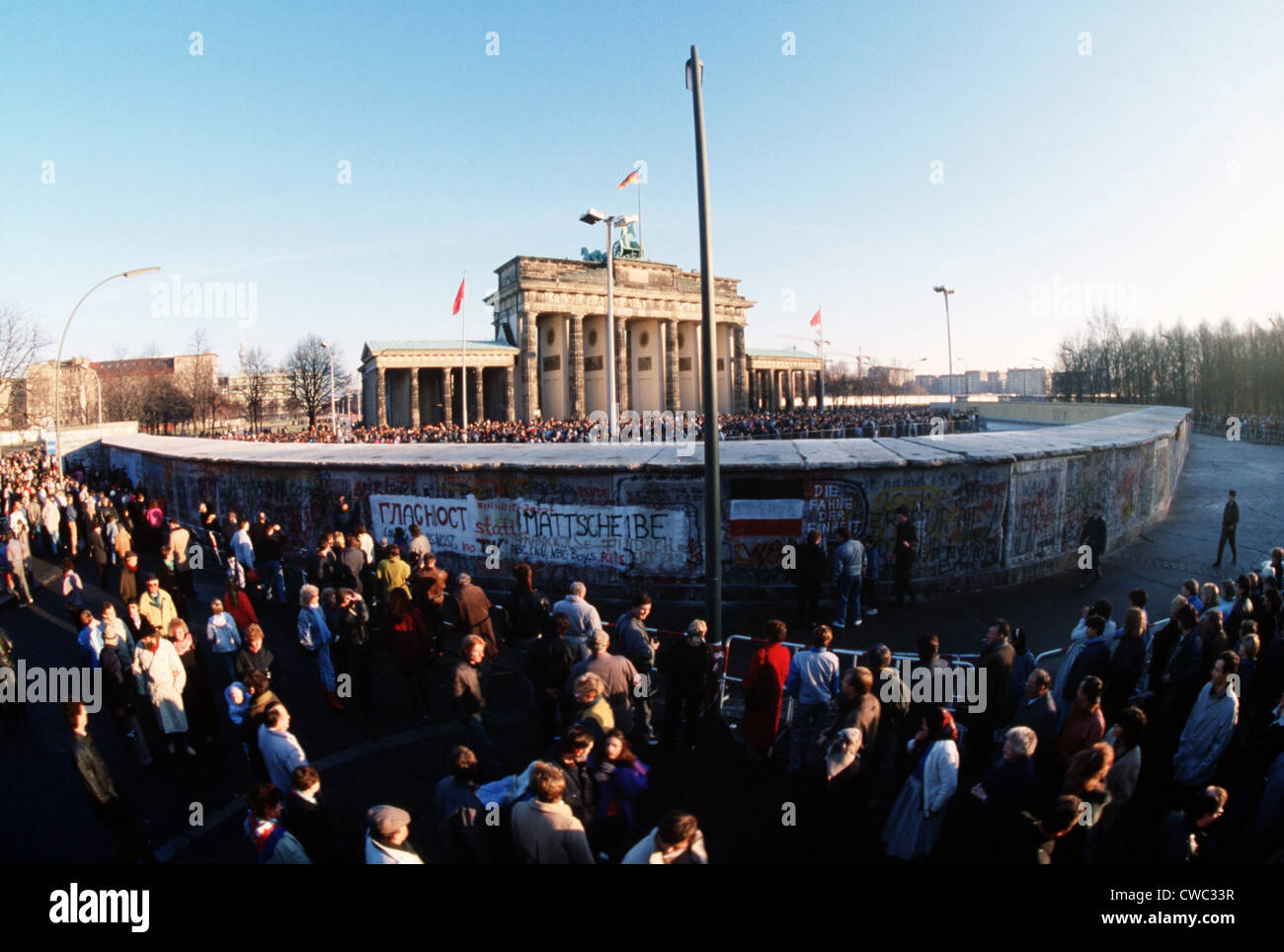 Berlin wall 1989 crowds hi-res stock photography and images - Alamy