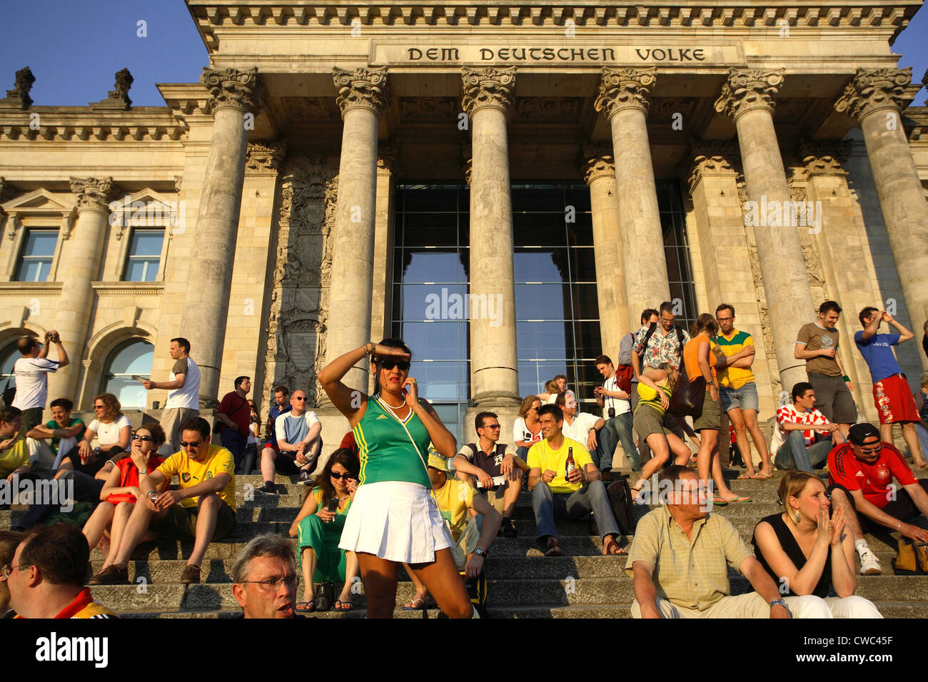 Berlin crowd in front of the Reichstag Stock Photo - Alamy