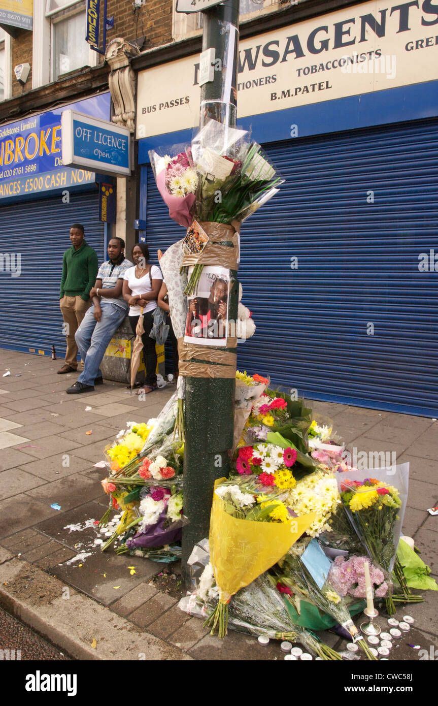 Memorial in street where young man was murdered in London Stock Photo ...