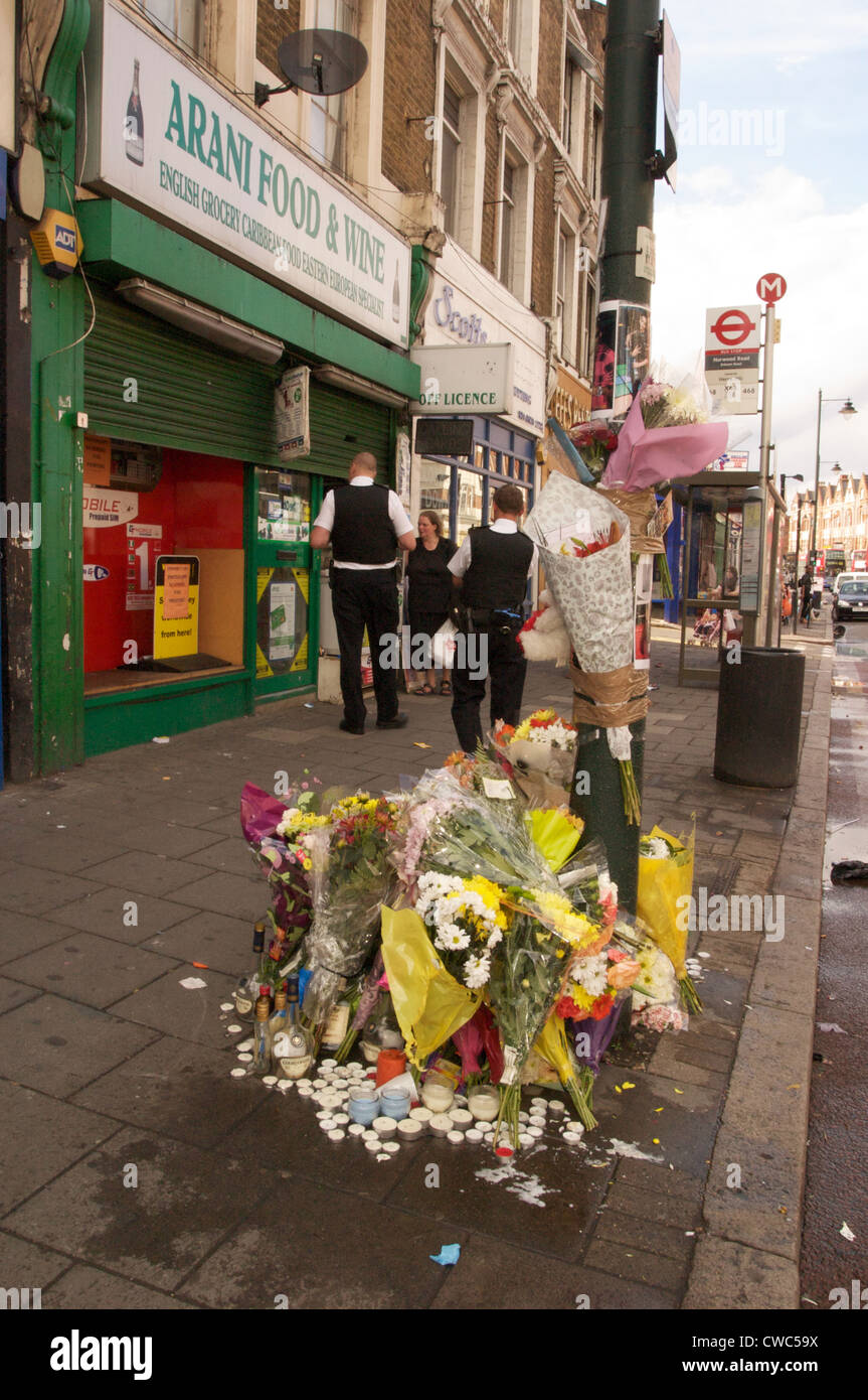 Memorial in street where young man was murdered in London Stock Photo ...