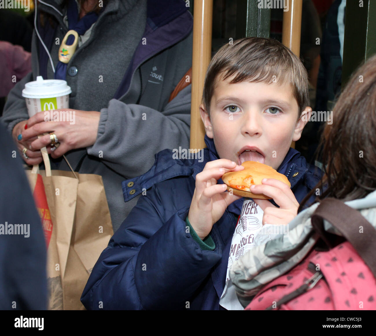 Children eating hamburgers in street at Diamond Jubilee Celebrations in ...