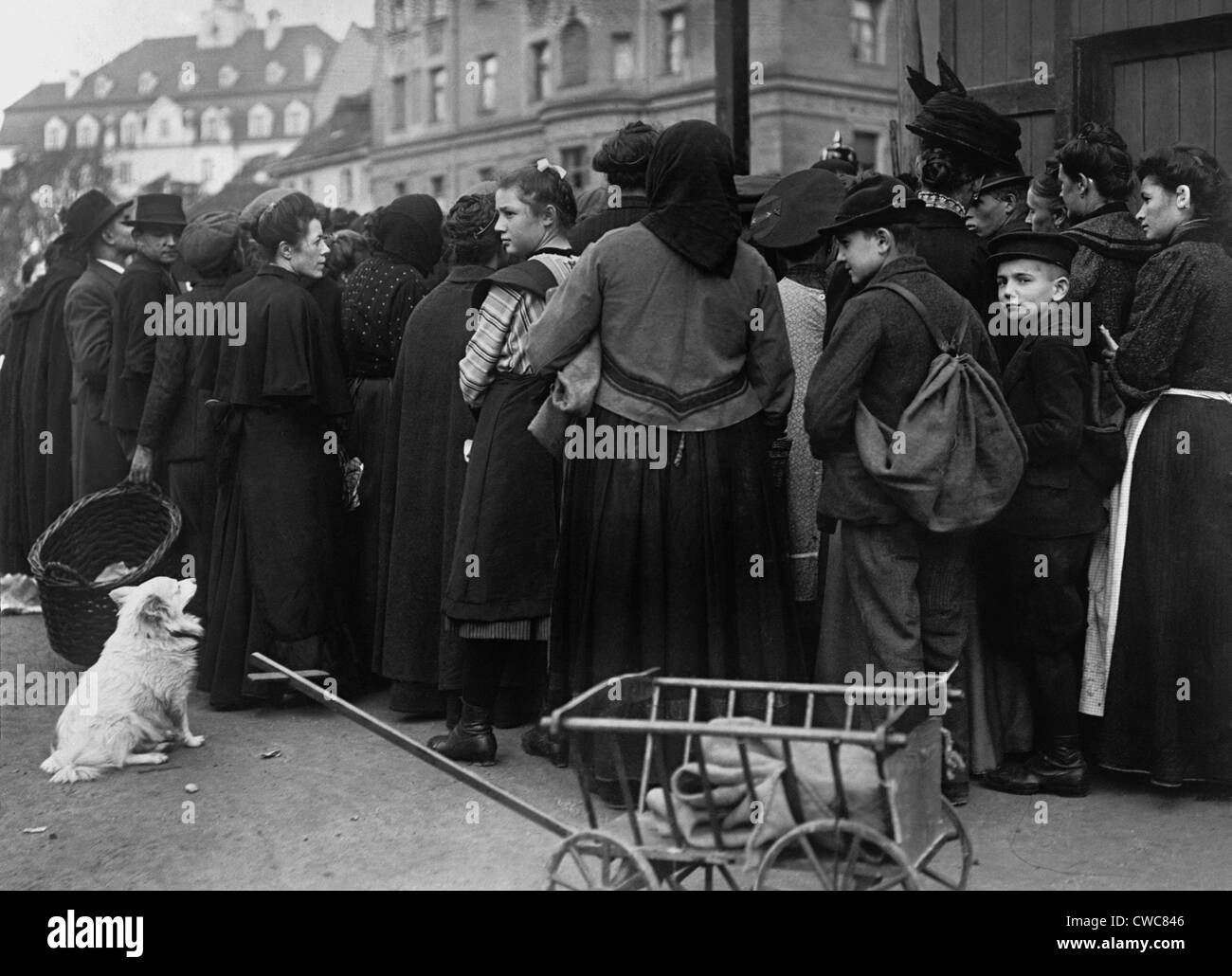 Breadlines hi-res stock photography and images - Alamy