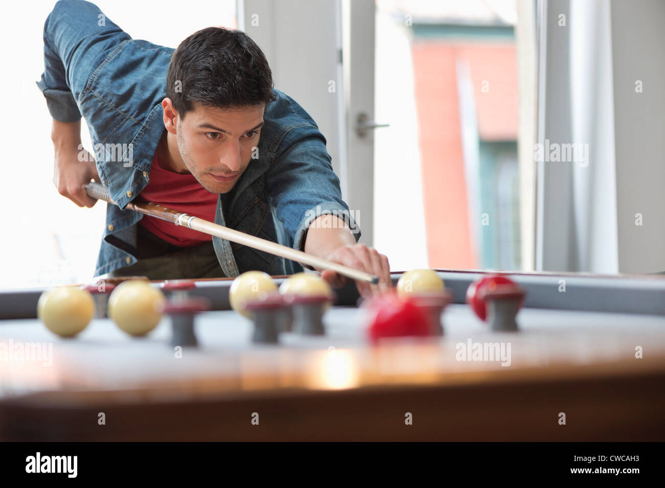 Man playing snooker Stock Photo - Alamy
