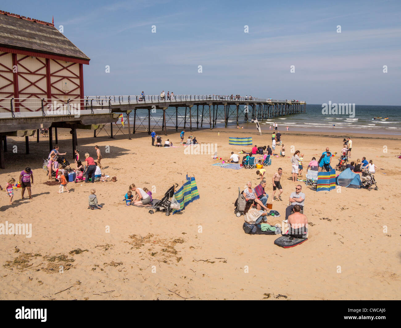 Families on pier hi-res stock photography and images - Alamy