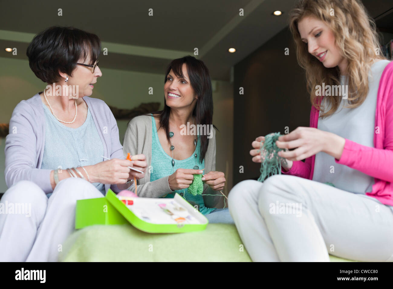 Women sitting talking knitting hi-res stock photography and images - Alamy