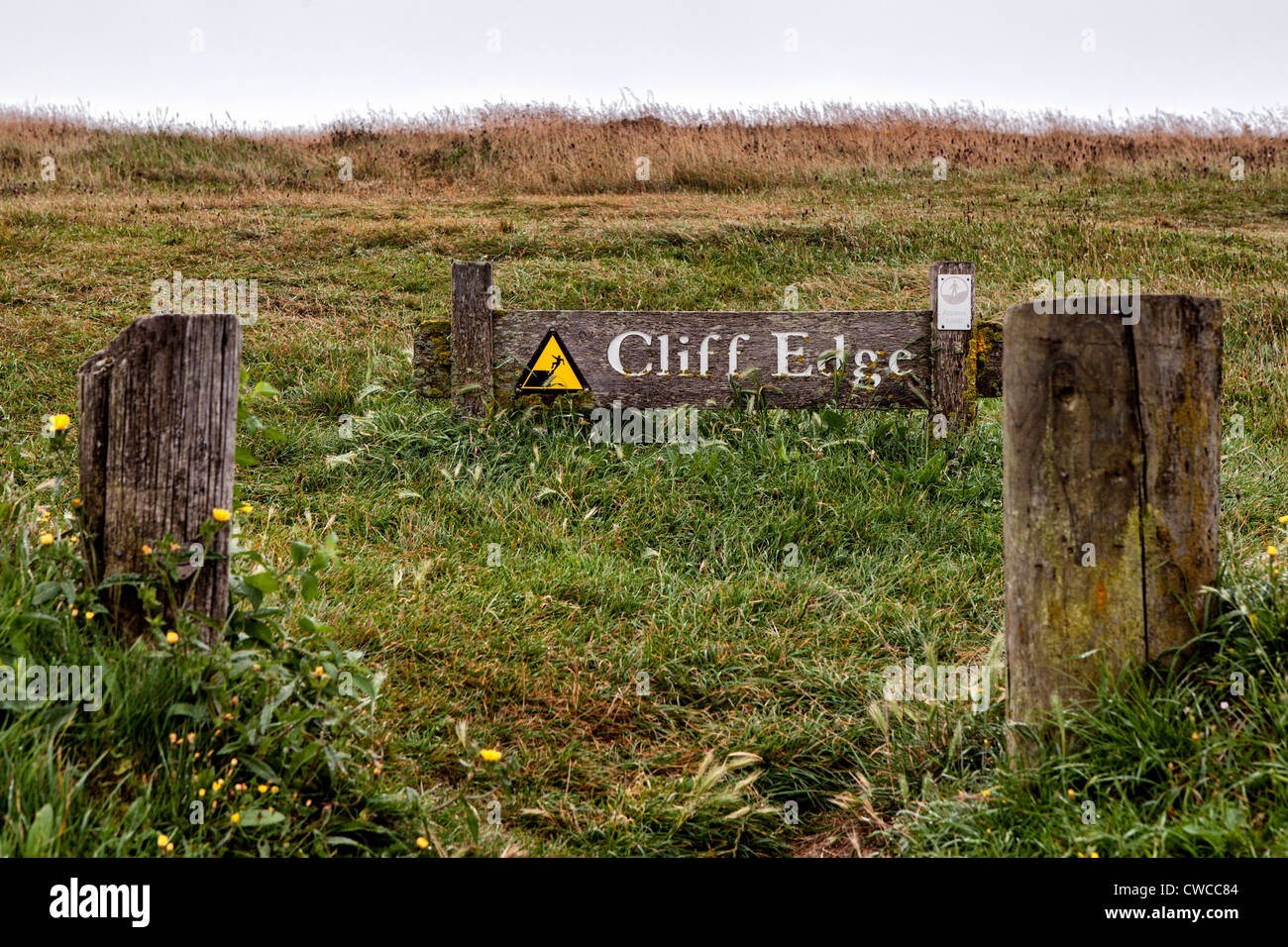 Crumbling cliff edge warning sign hi-res stock photography and images ...