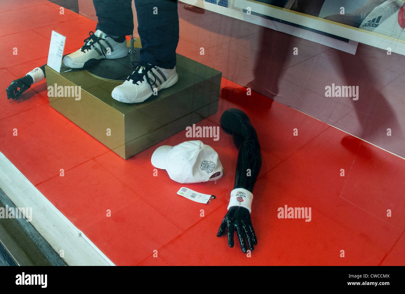 Armless mannequin hi-res stock photography and images - Alamy