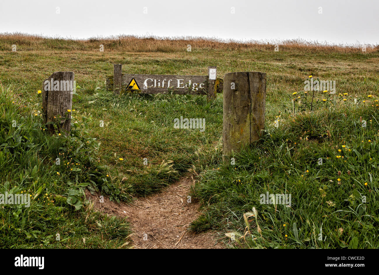 Crumbling cliff edge warning sign hi-res stock photography and images ...