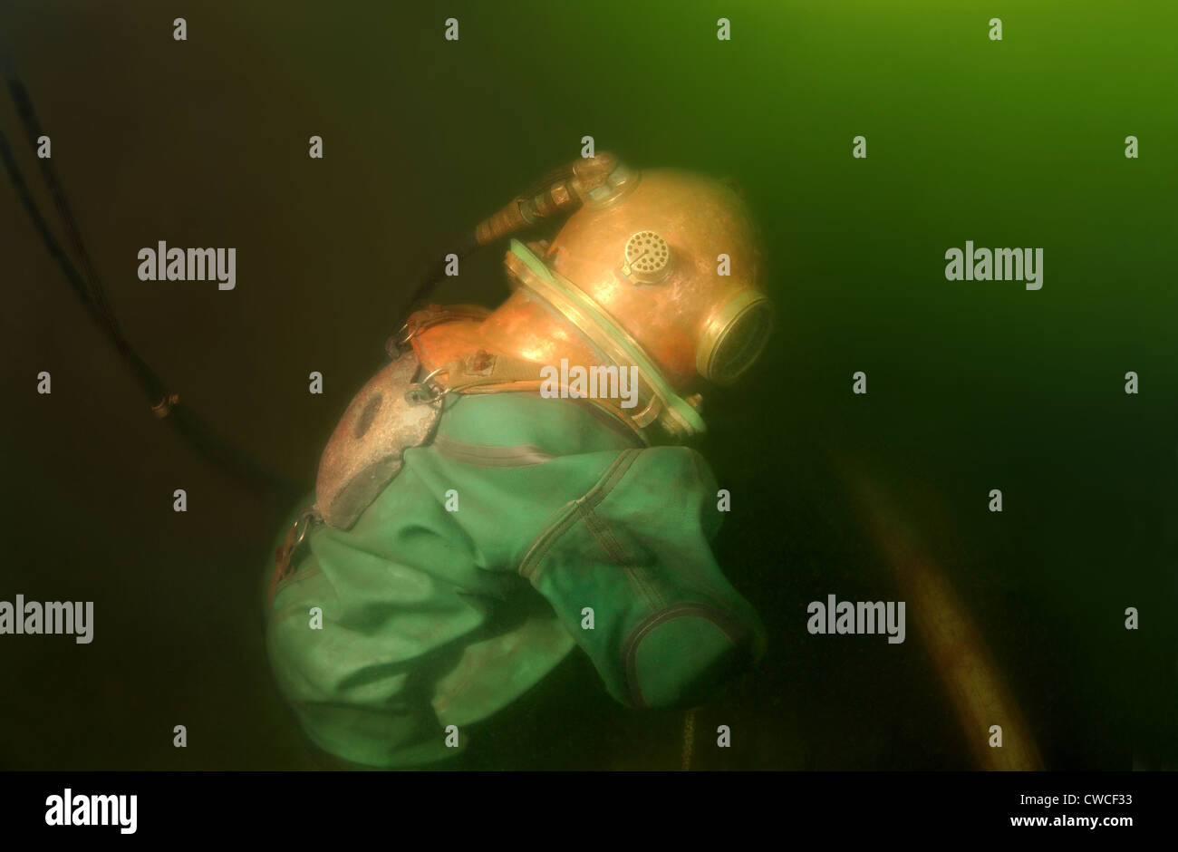 Professional diver at work underwater hi-res stock photography and ...