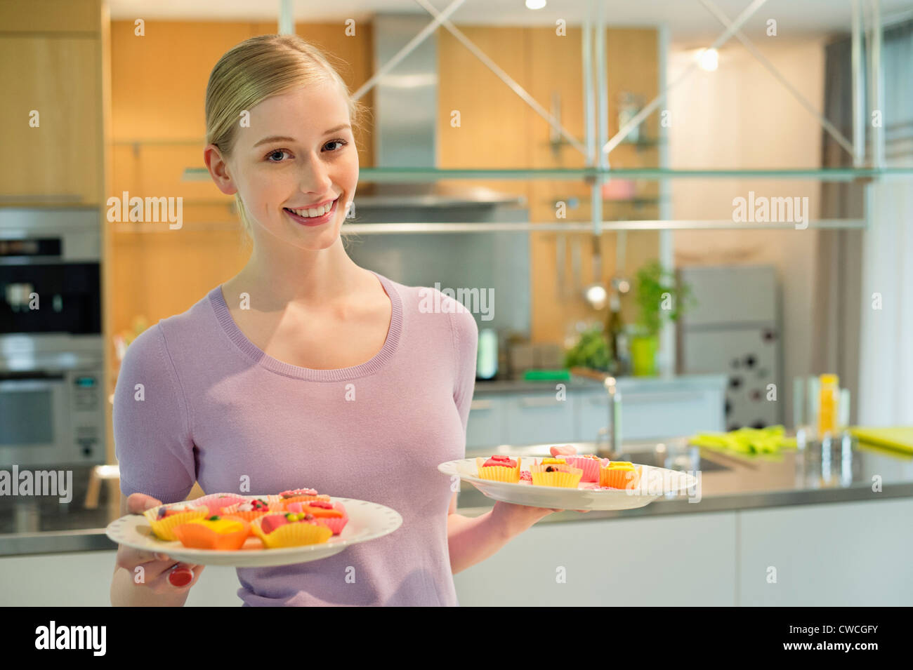 Person holding two plates hi-res stock photography and images - Alamy