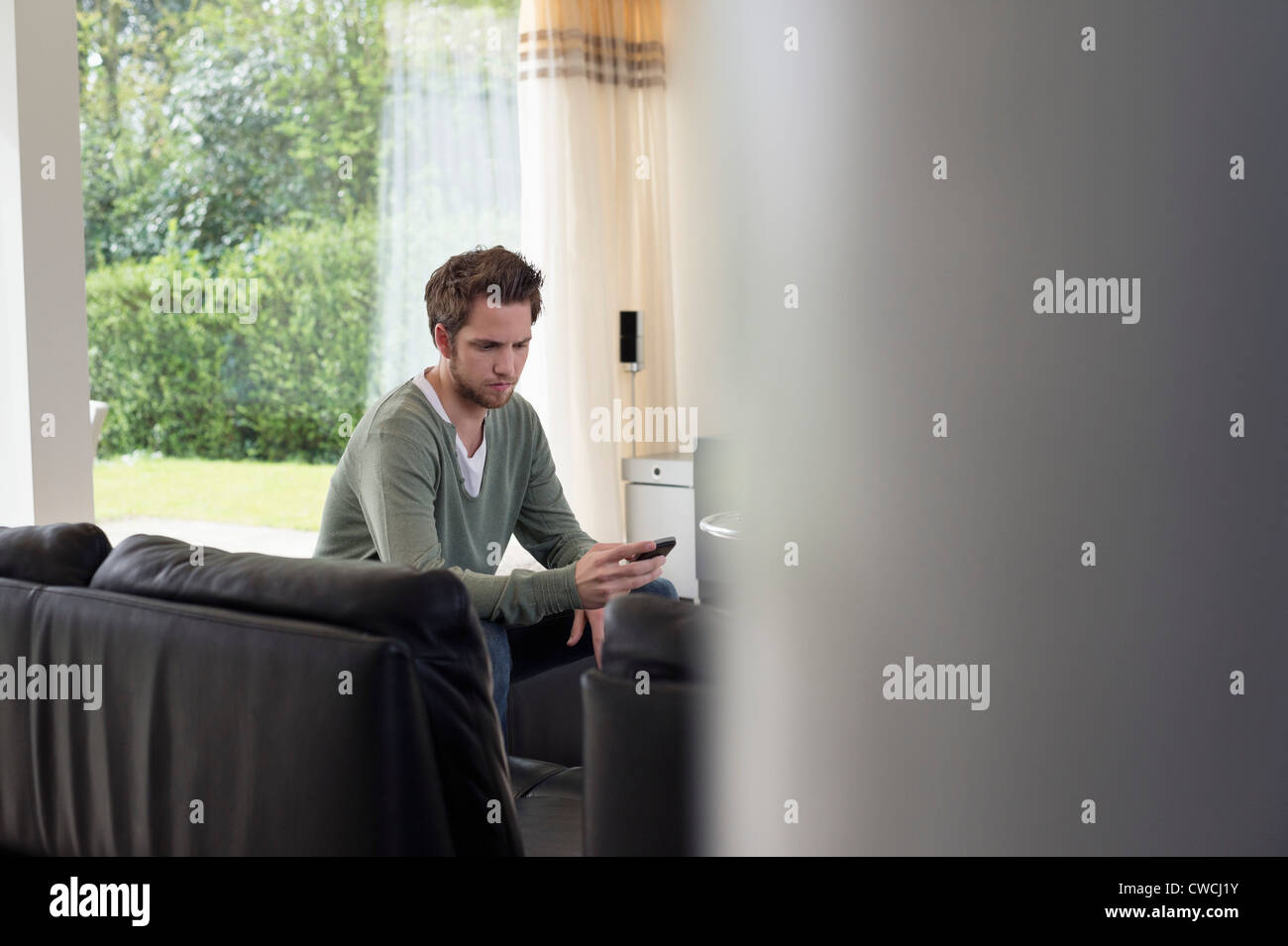 Man holding a mobile phone Stock Photo - Alamy