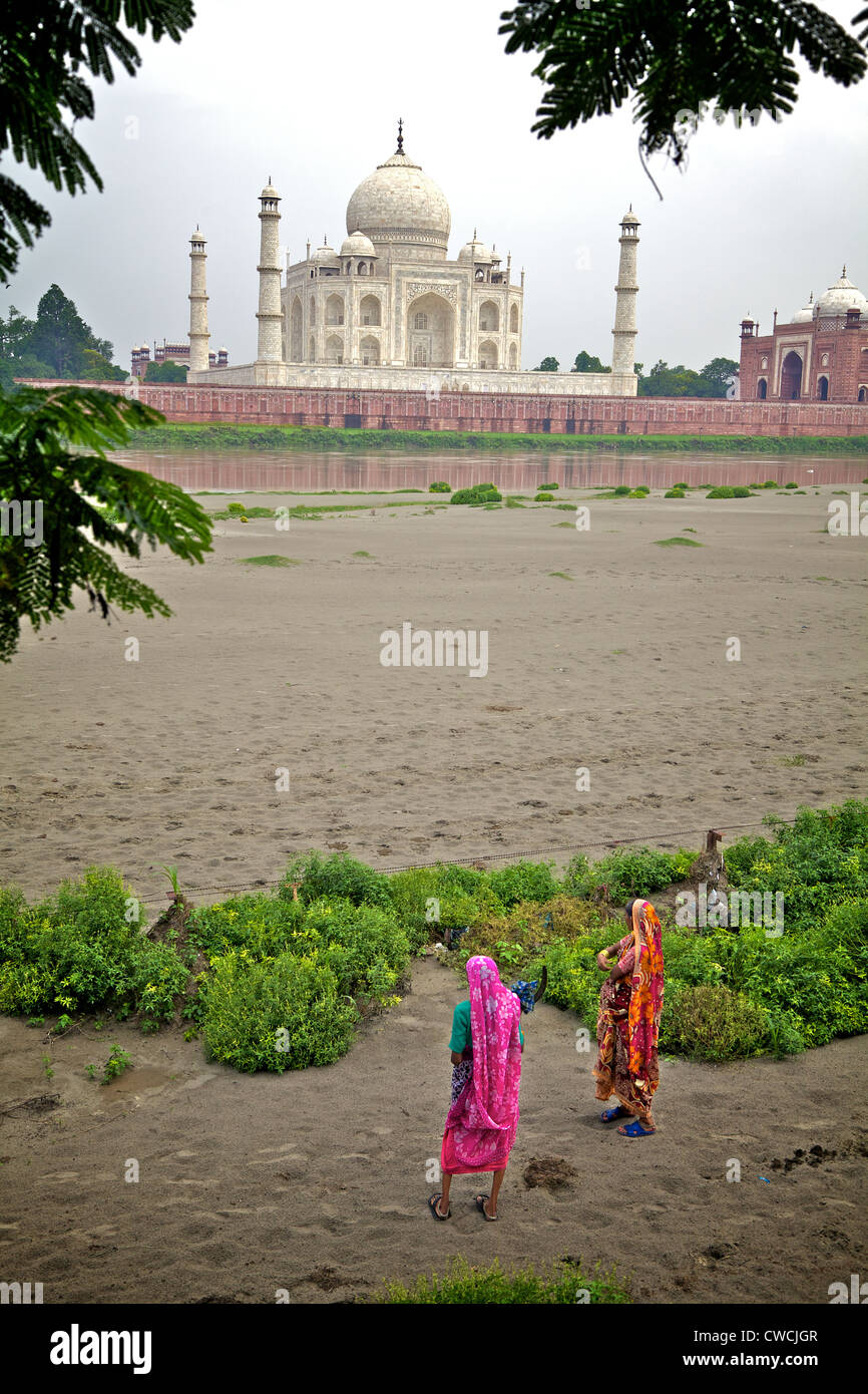 Women in colorful clothes at the Taj Mahal, India Stock Photo - Alamy