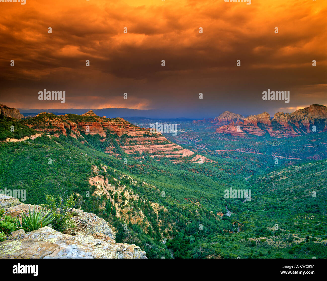 View southwest looking at Sedona from the Schnebly Hill Overlook ...