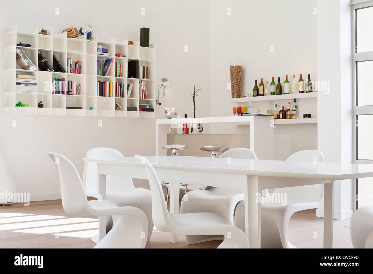 Empty dining table in a dining room Stock Photo - Alamy