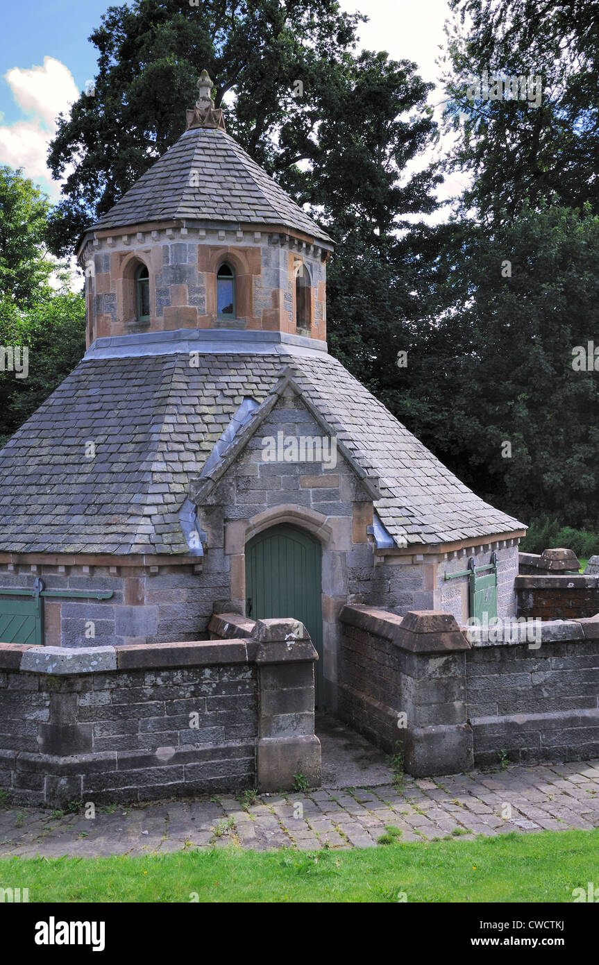 Pig building hi-res stock photography and images - Alamy