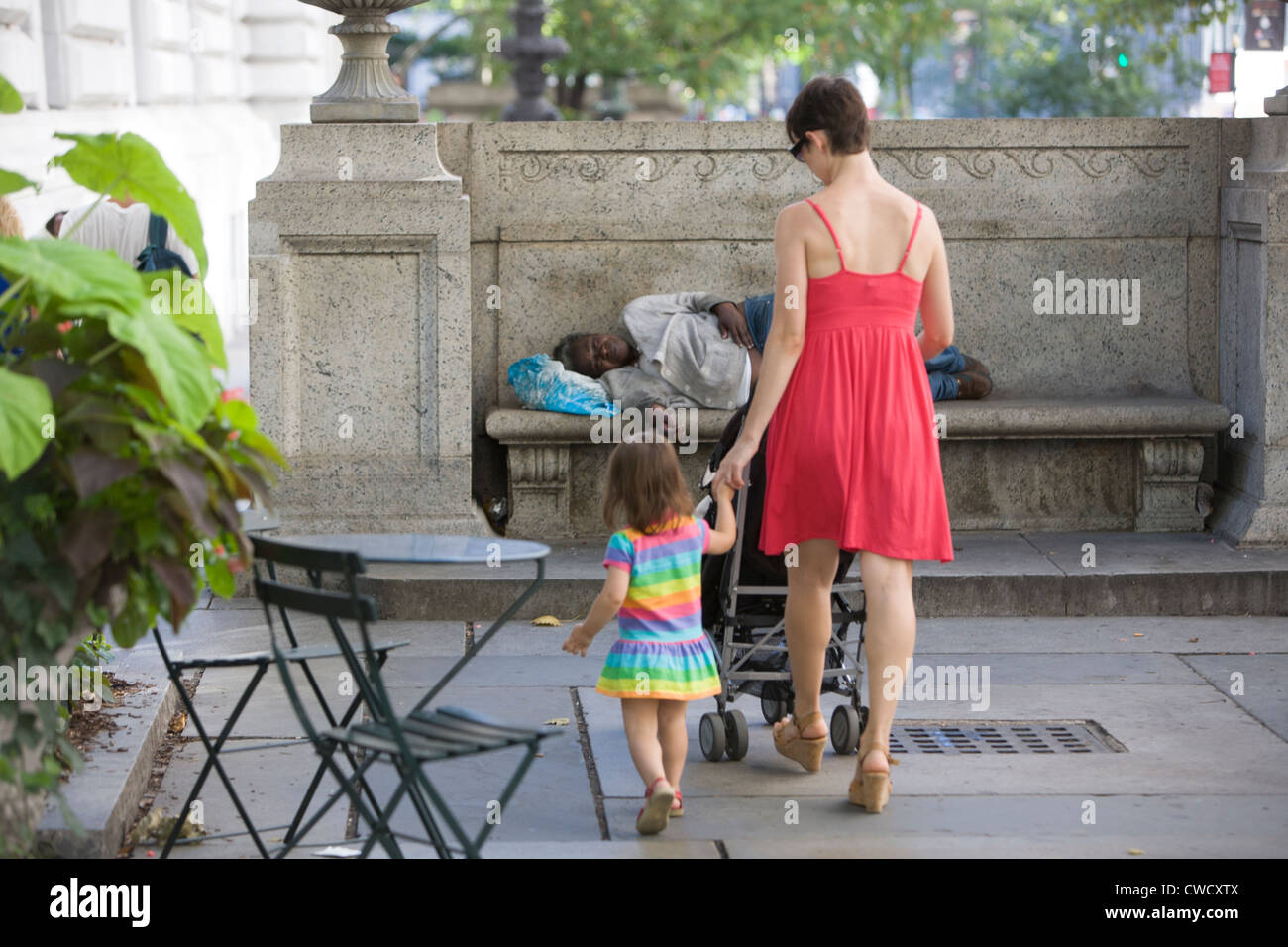 Mother with child homeless hi-res stock photography and images - Alamy