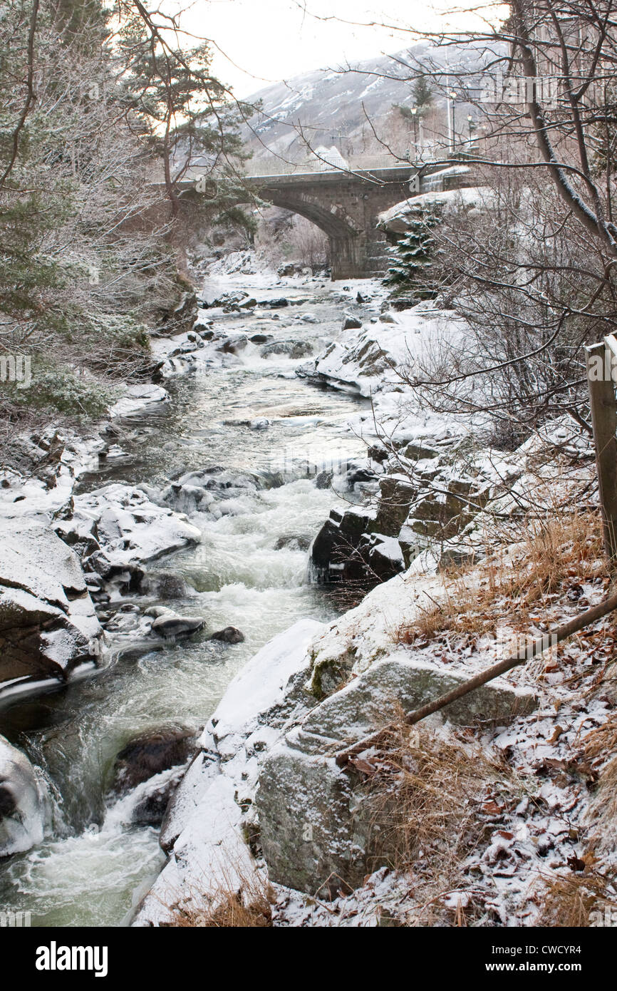 River Dee frozen in Winter Stock Photo - Alamy