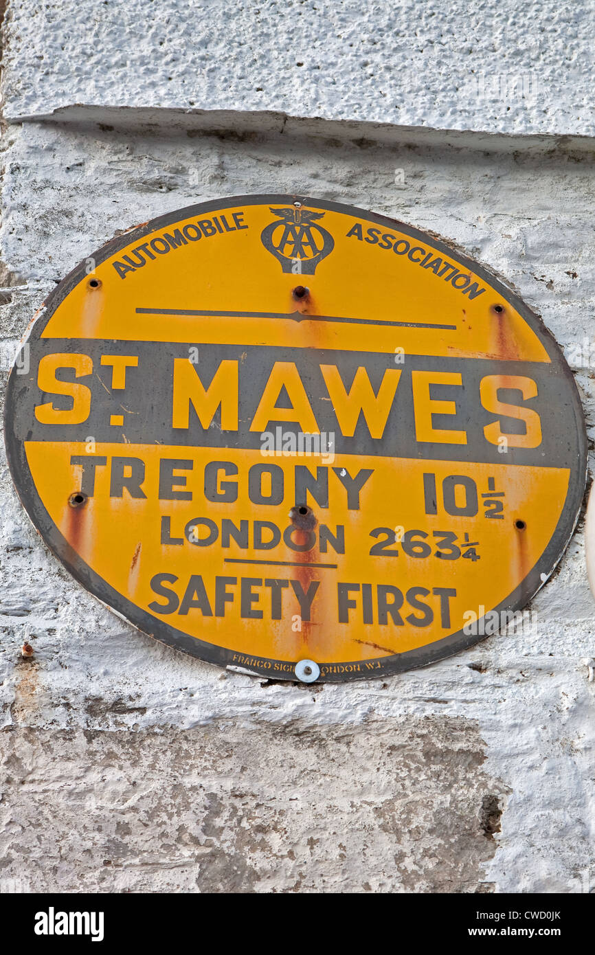 Old aa automobile association yellow hi-res stock photography and ...