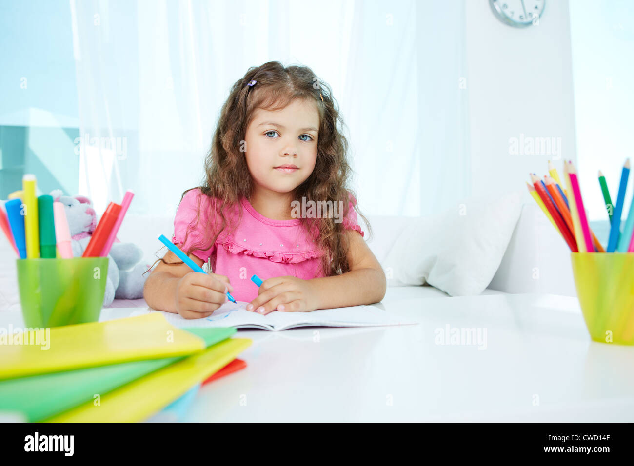 Portrait of lovely girl drawing with colorful pencils Stock Photo - Alamy
