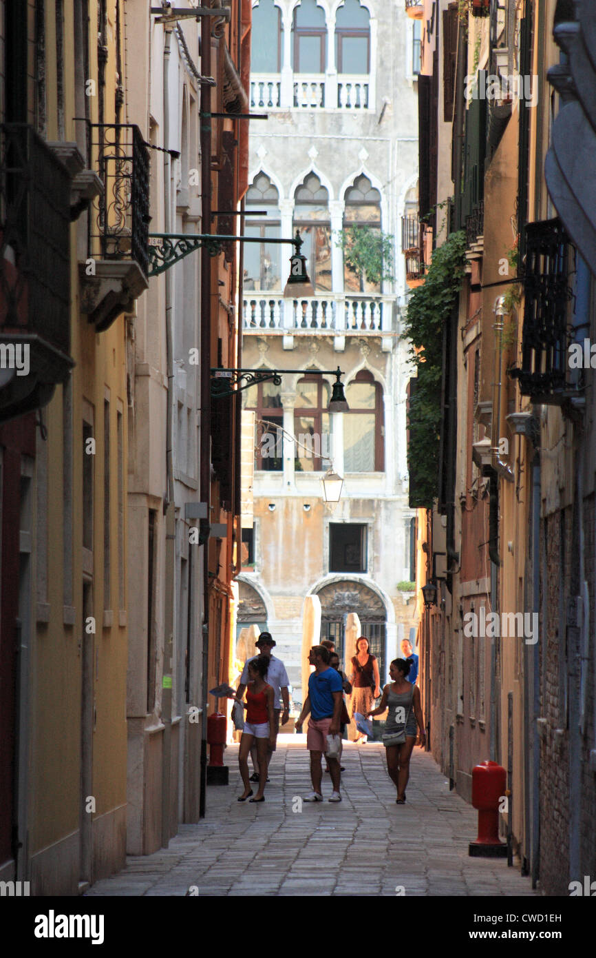 Narrow street in europe hi-res stock photography and images - Alamy