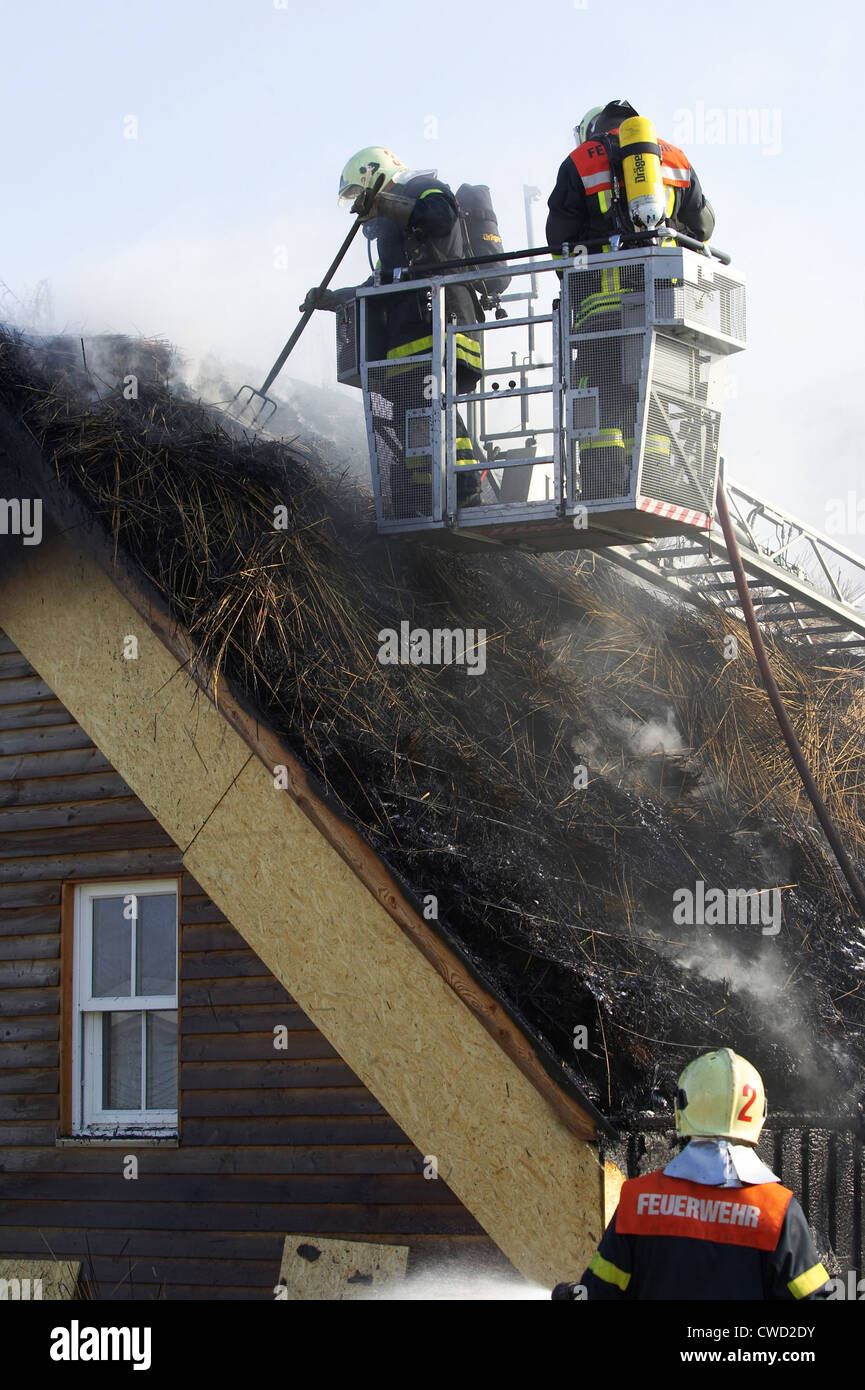 Roof construction safety training hi-res stock photography and images ...