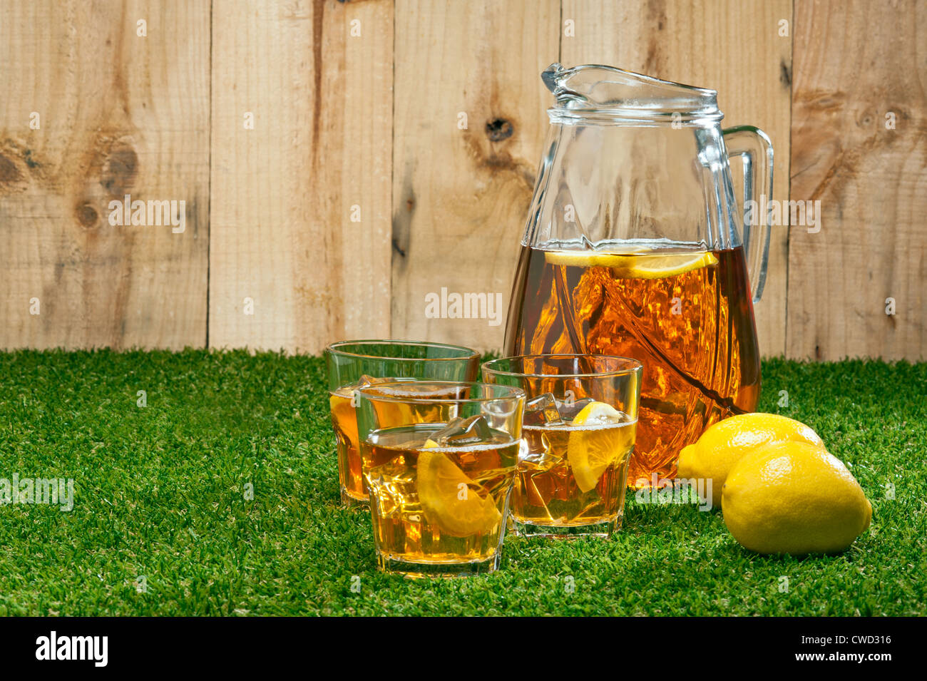 Iced Lemon Ice Tea in a summer setting Stock Photo - Alamy