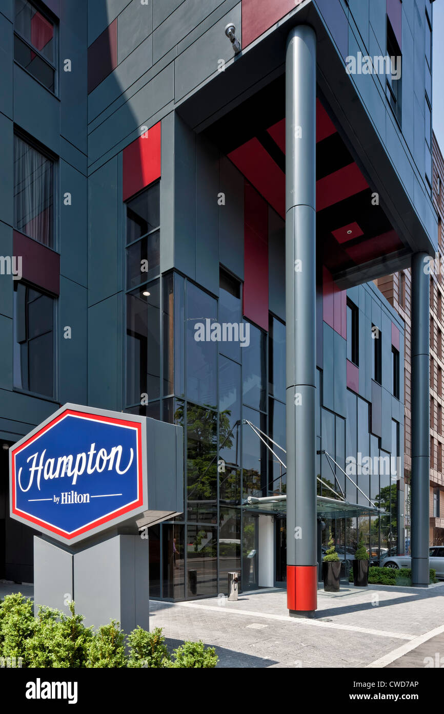 Hilton hotel signage hi-res stock photography and images - Alamy