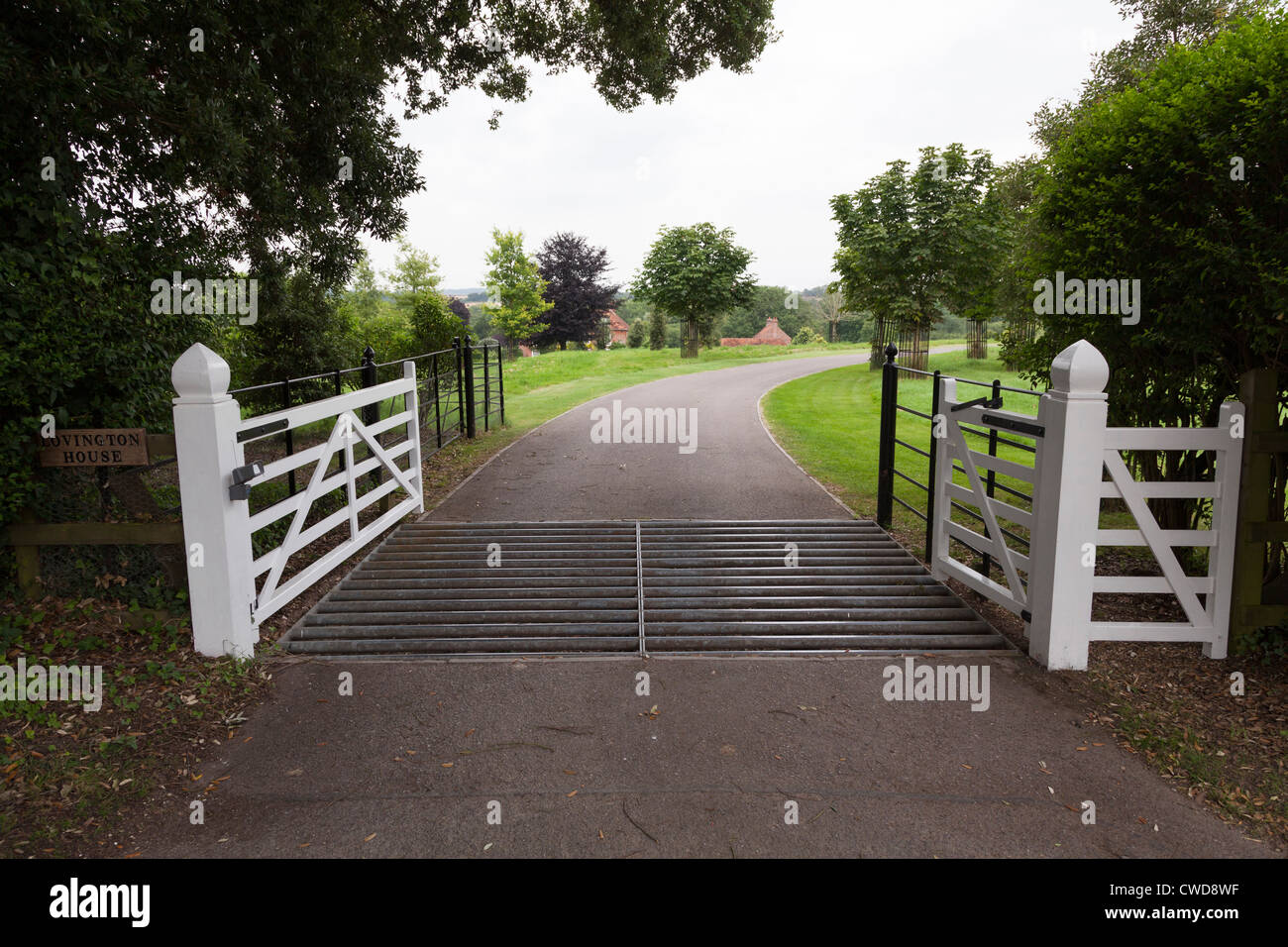 cattle grid across entrance to country house with white gates Stock ...