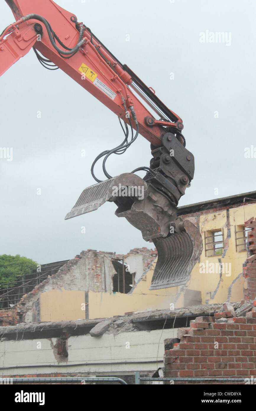 Mechanical grab demolishing old building Stock Photo - Alamy
