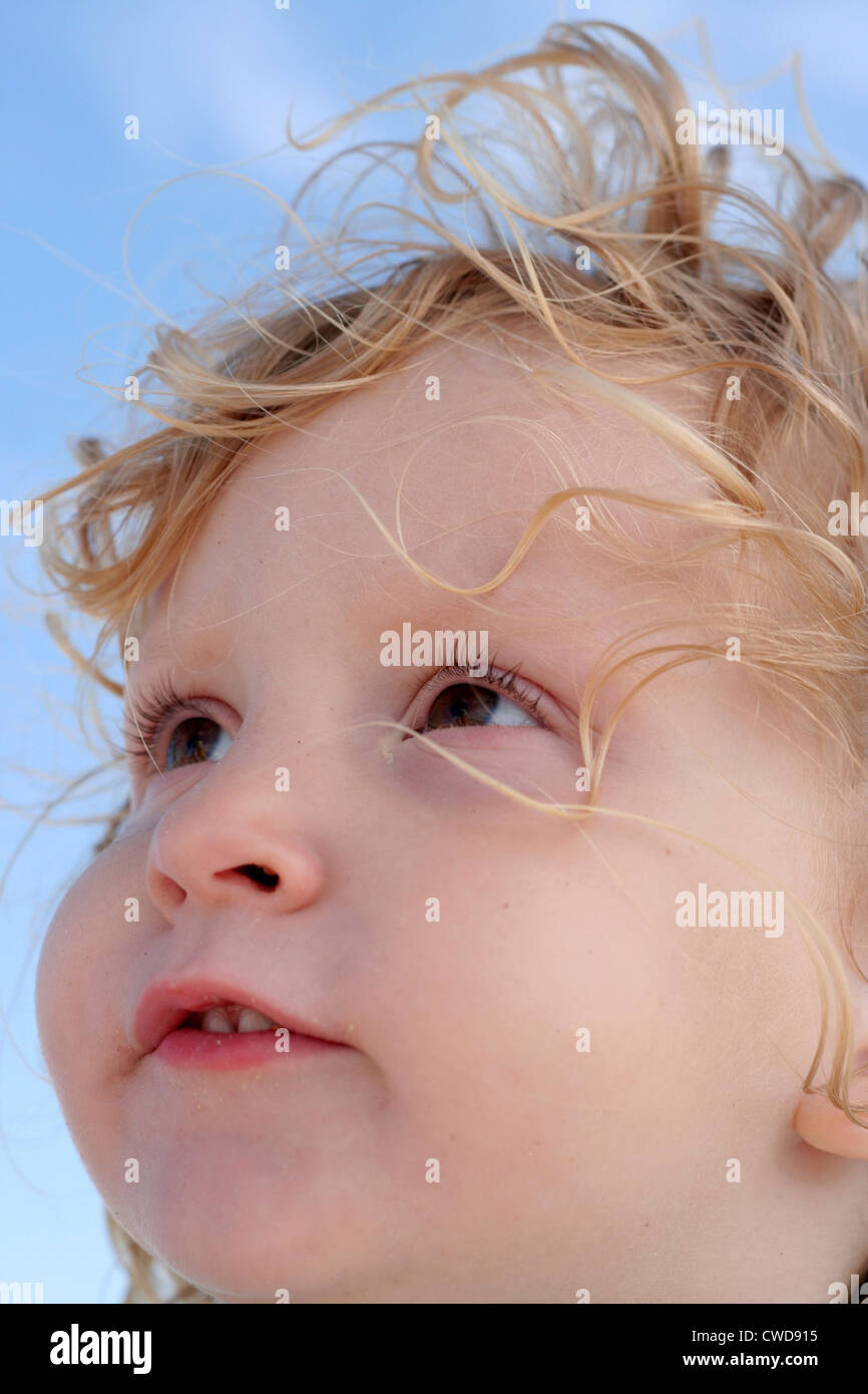 Little girl looks up Stock Photo - Alamy