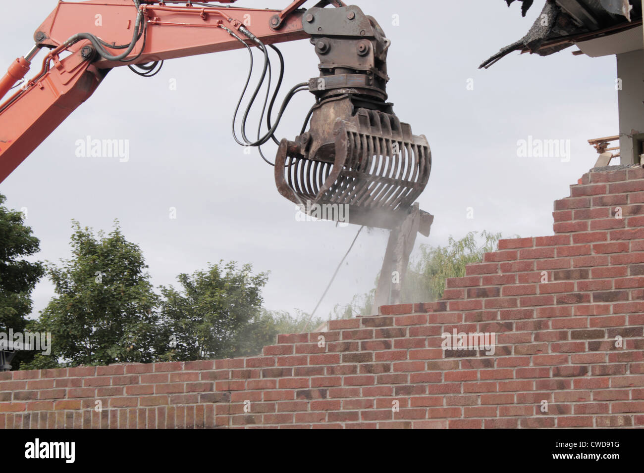 Mechanical grab demolishing old building Stock Photo - Alamy