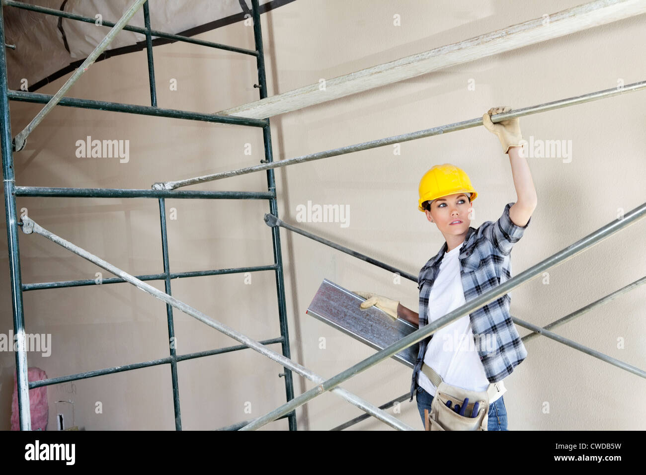 Construction worker scaffold women hi-res stock photography and images ...