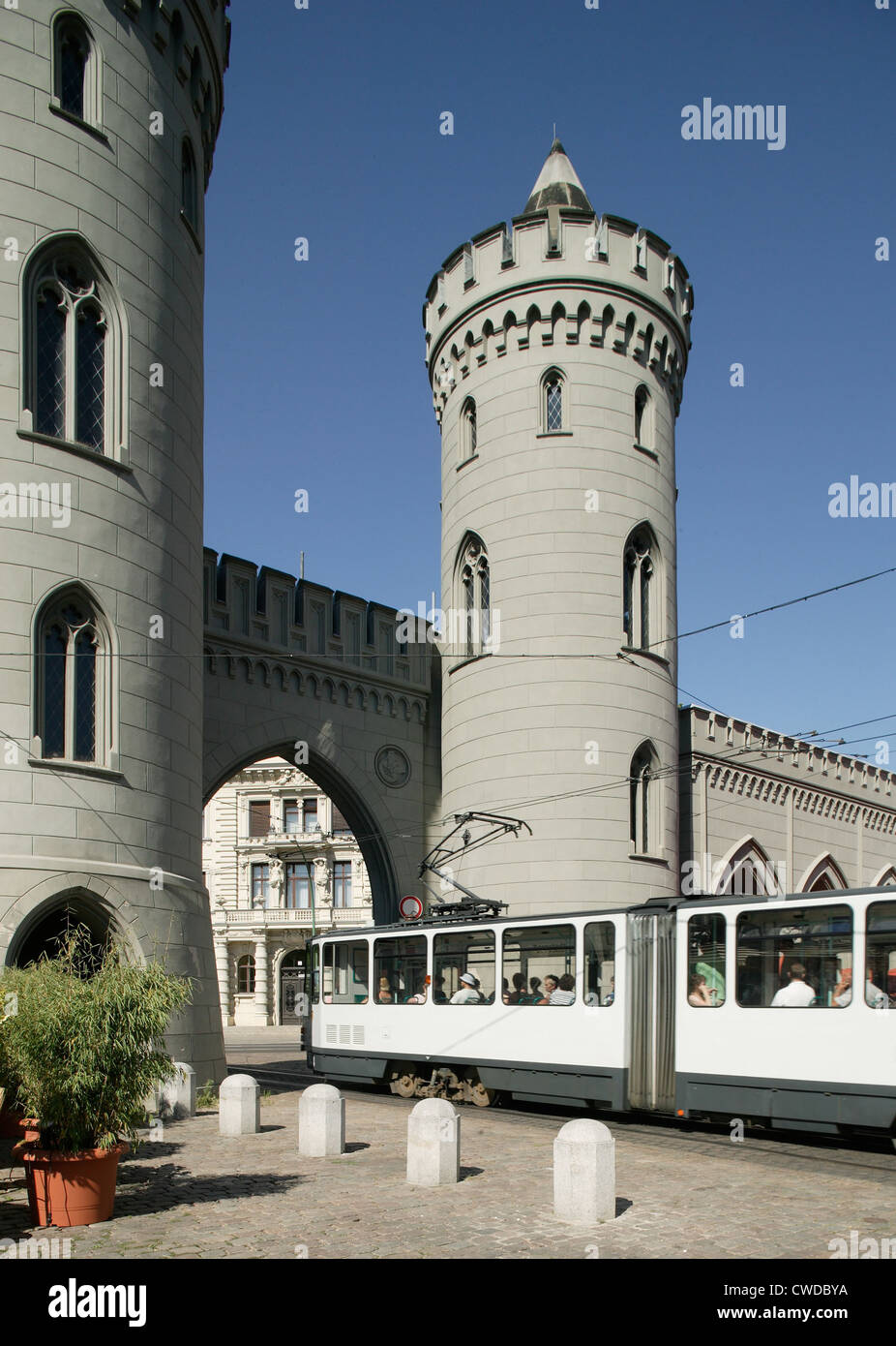 Drive through gate hi-res stock photography and images - Alamy