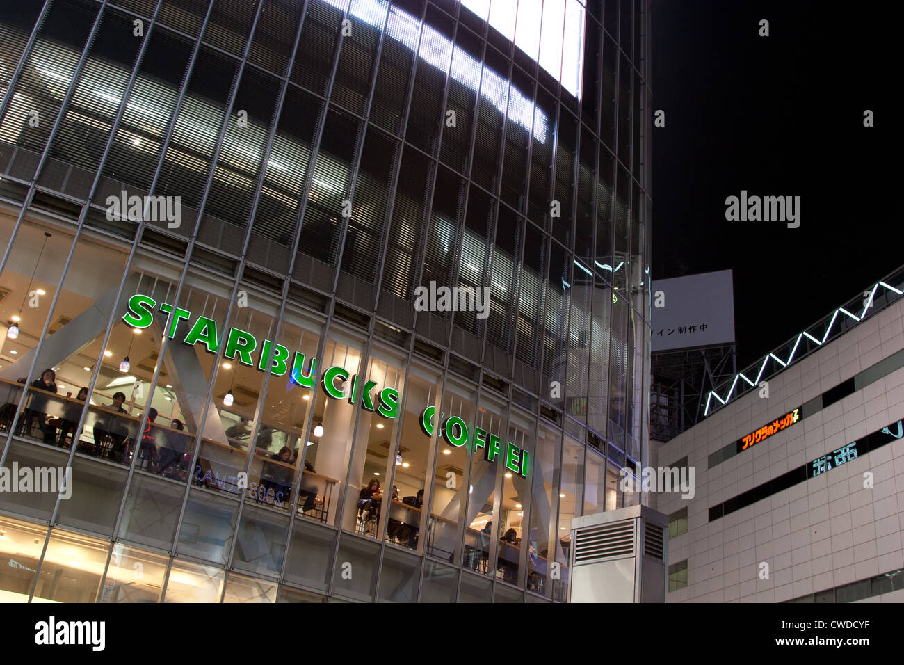 The world's busiest Starbucks coffee shop at Hachiko crossing in ...