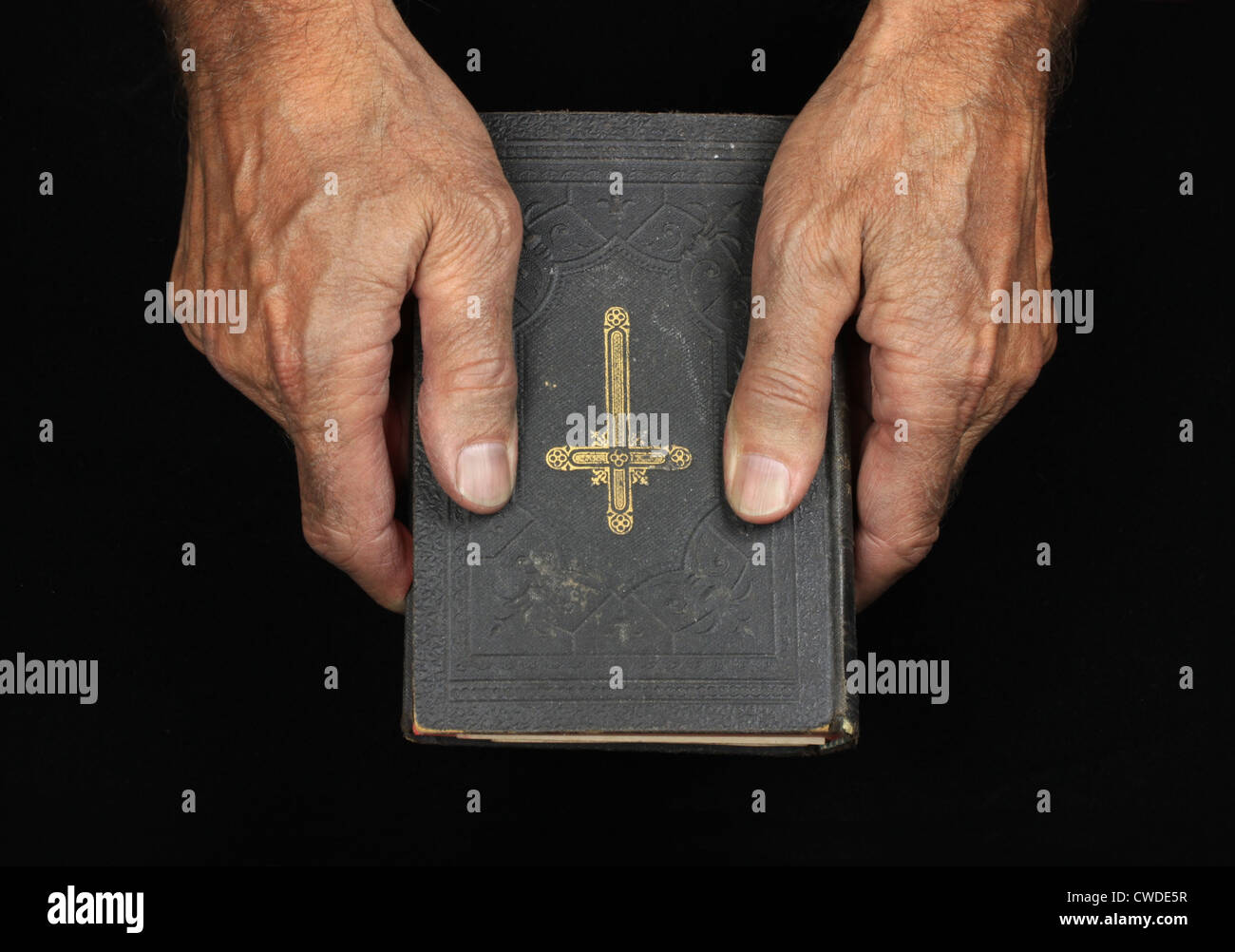 Hands bible hi-res stock photography and images - Alamy