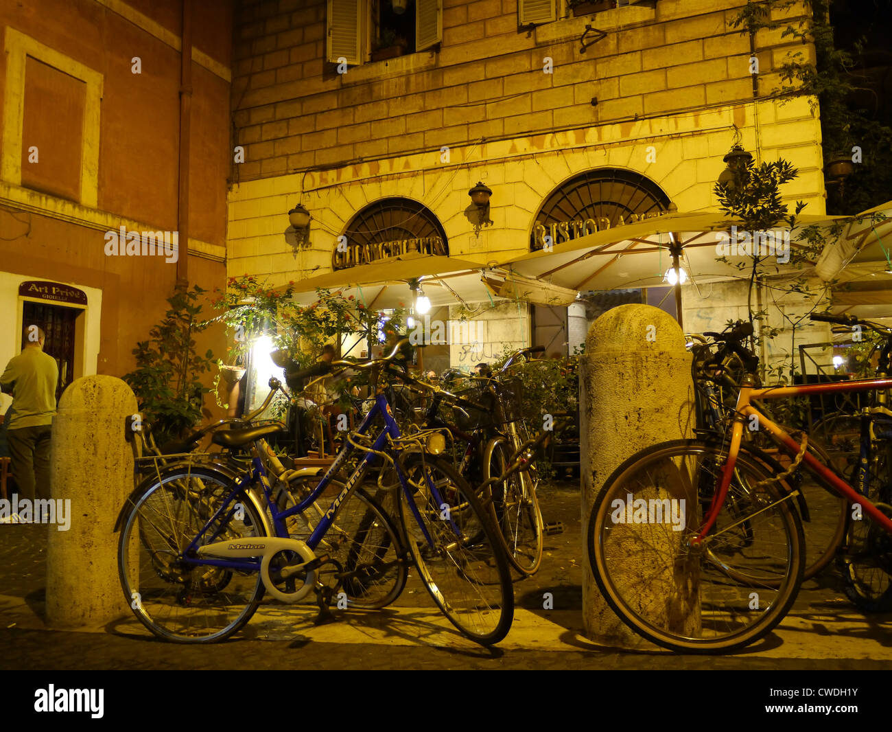 Outdoor cafe rome hi-res stock photography and images - Alamy