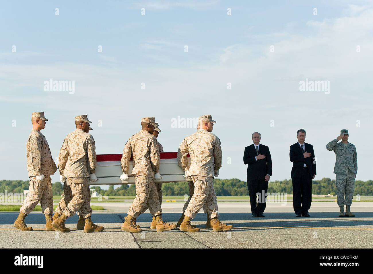 A US Army carry team transfers the remains of a fallen soldier August ...