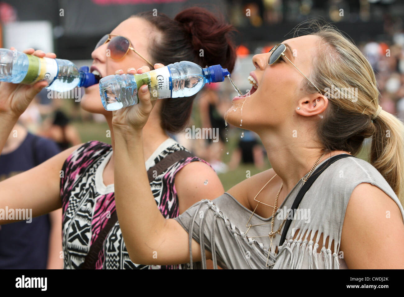 TEENAGE GIRL MUSIC FANS AT V FESTIVAL CHELMSFORD ESSEX Stock Photo - Alamy