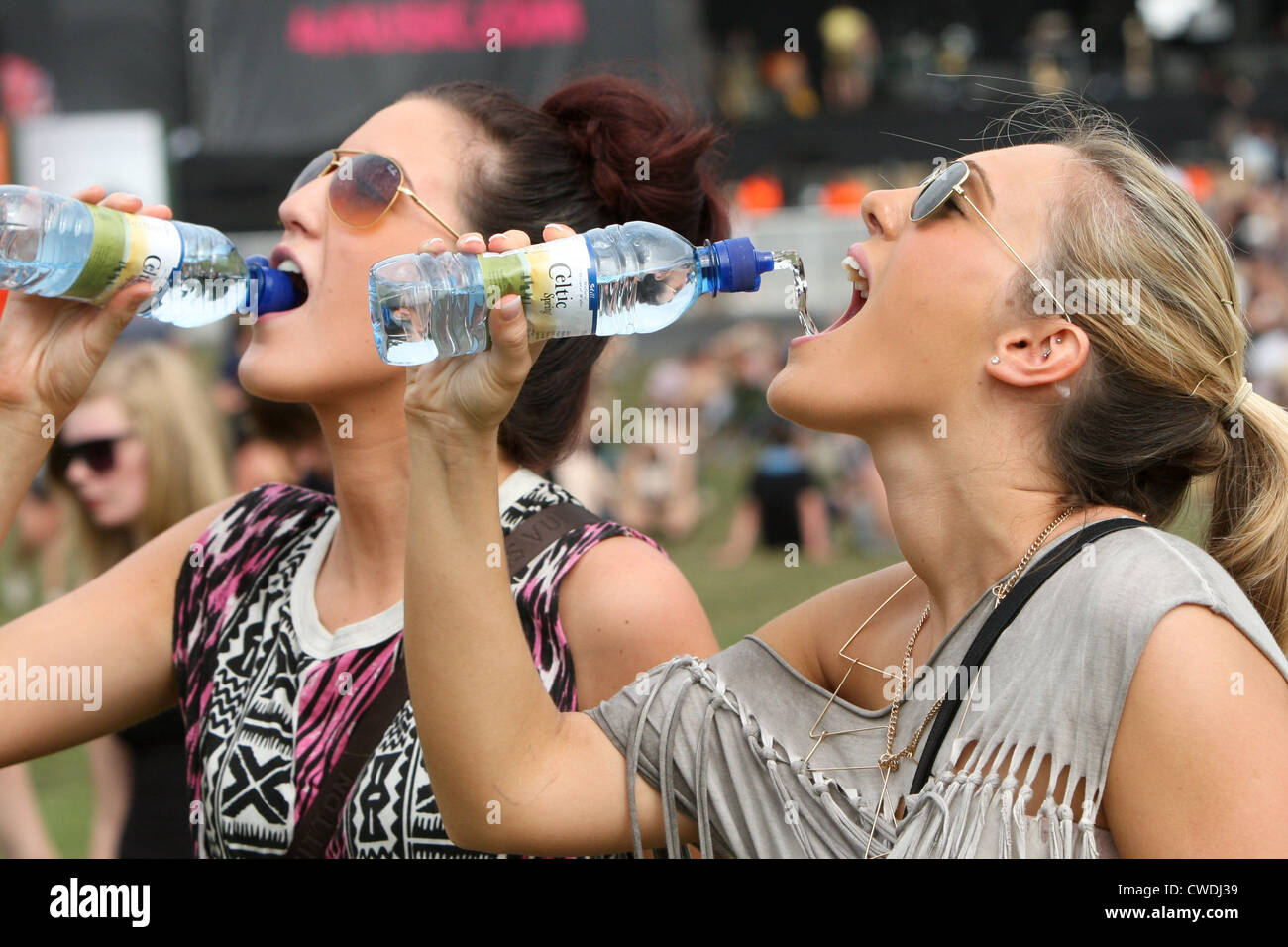 TEENAGE GIRL MUSIC FANS AT V FESTIVAL CHELMSFORD ESSEX Stock Photo - Alamy
