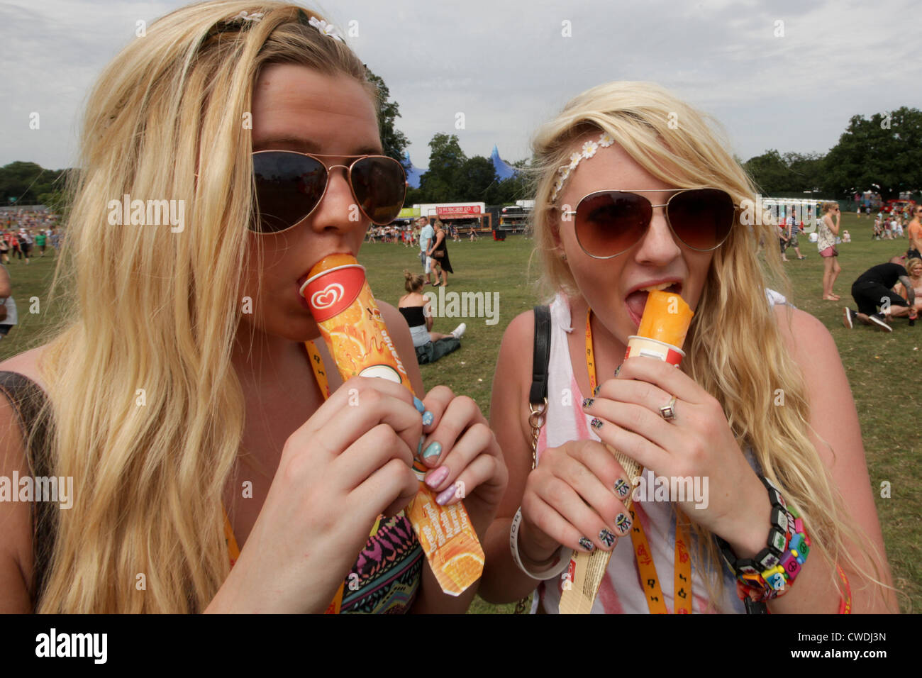 TEENAGE GIRL MUSIC FANS AT V FESTIVAL CHELMSFORD ESSEX Stock Photo - Alamy