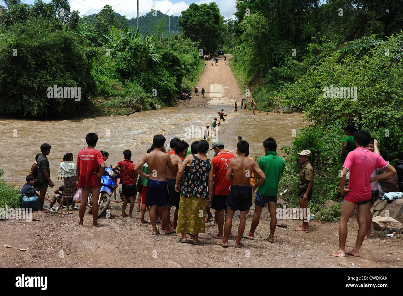 People walking in flood water hi-res stock photography and images - Alamy