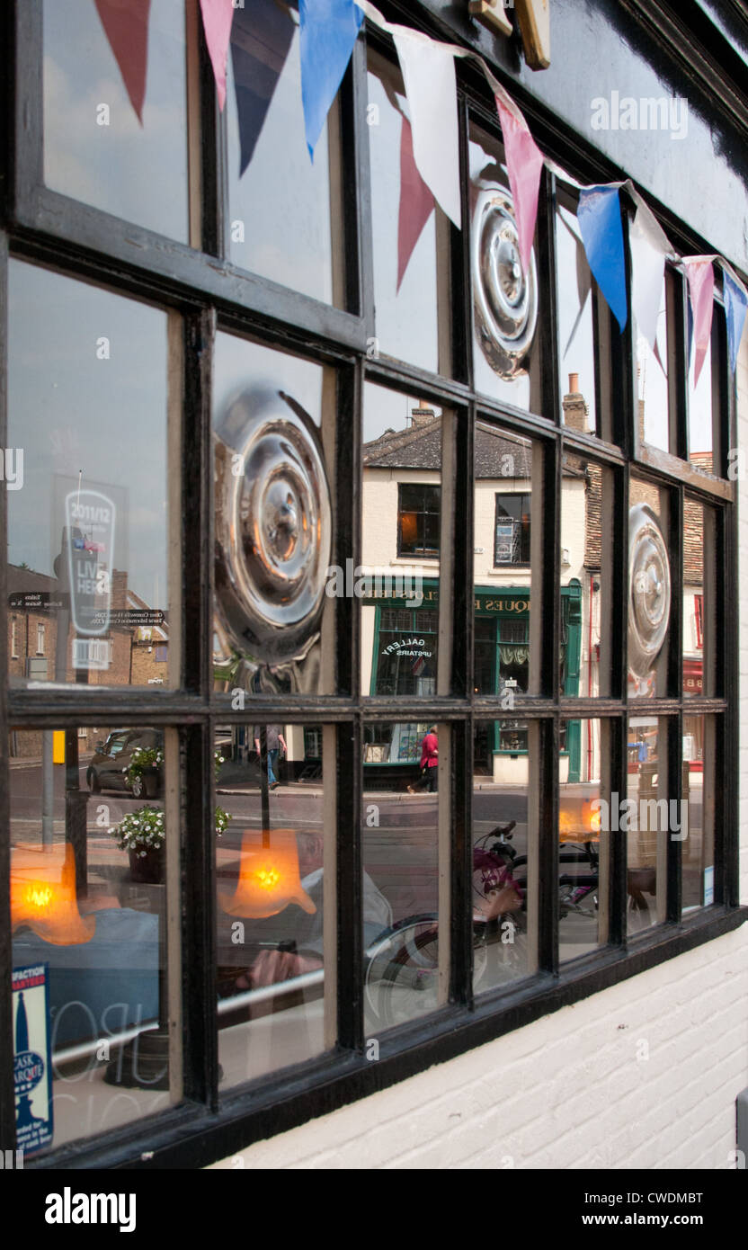 Pub glass window hi-res stock photography and images - Alamy