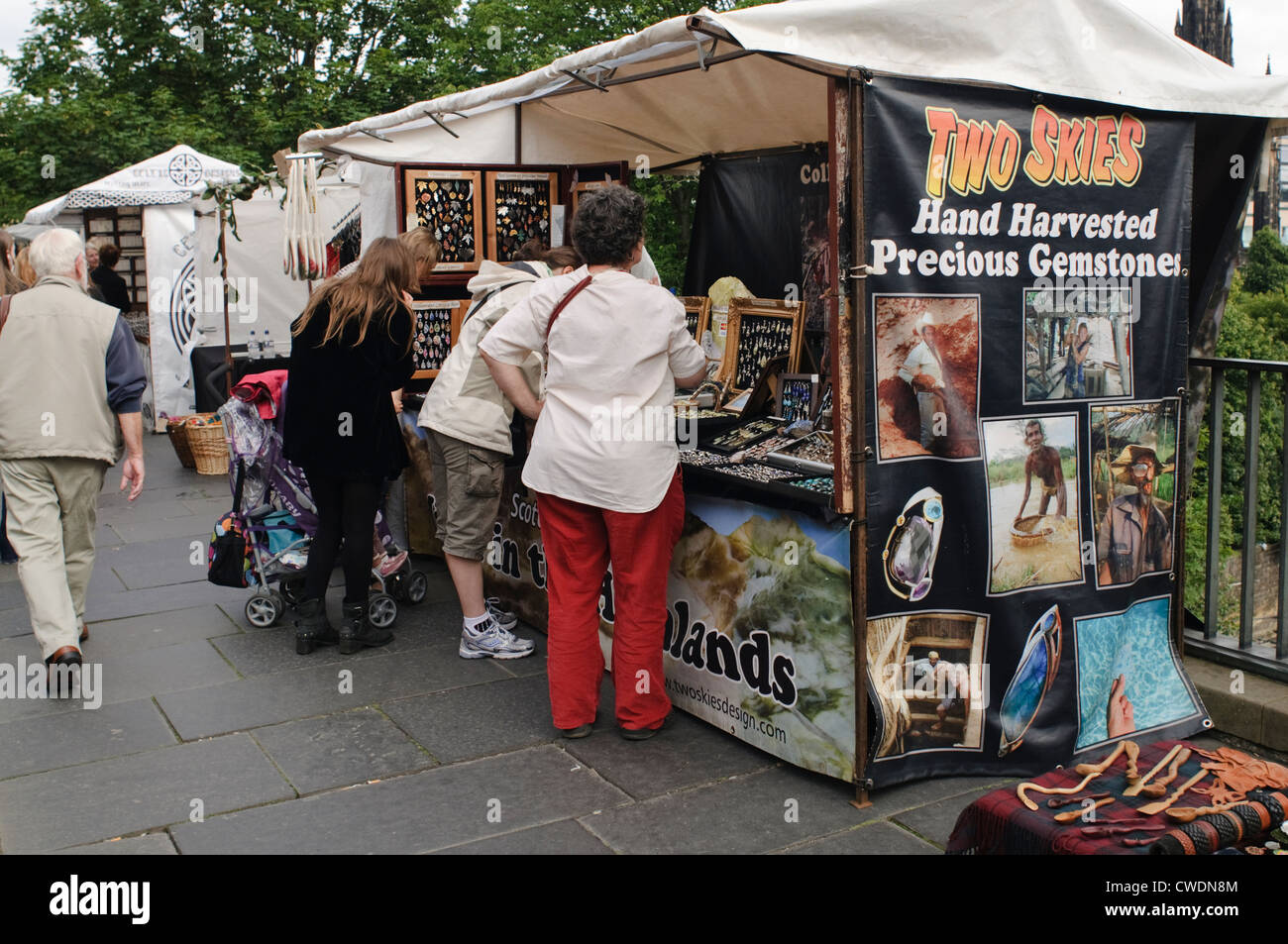 Stall holders on The Mound during the Edinburgh Festival Stock Photo ...