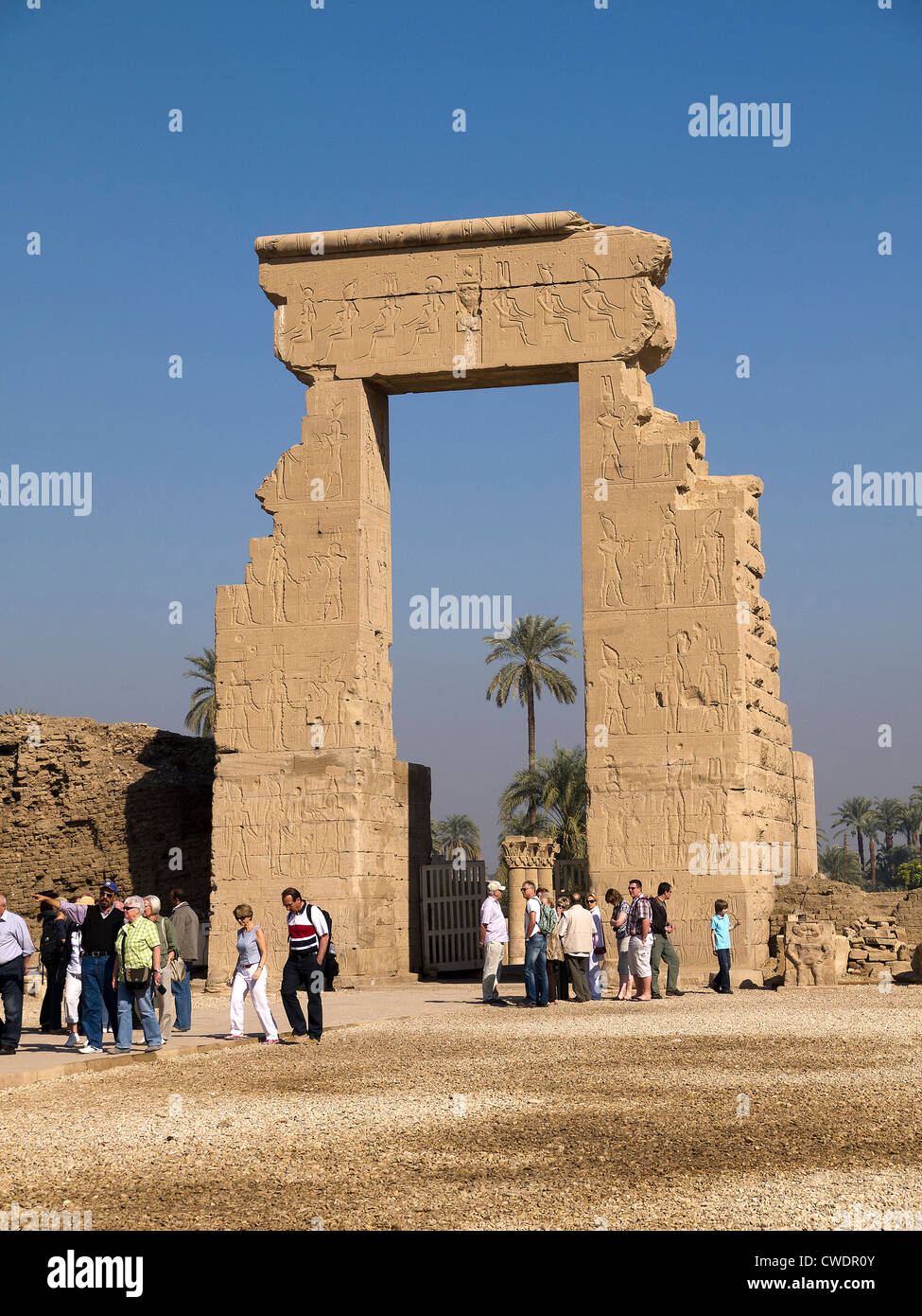 Dendera cleopatra roman temple cleopatra hi-res stock photography and ...
