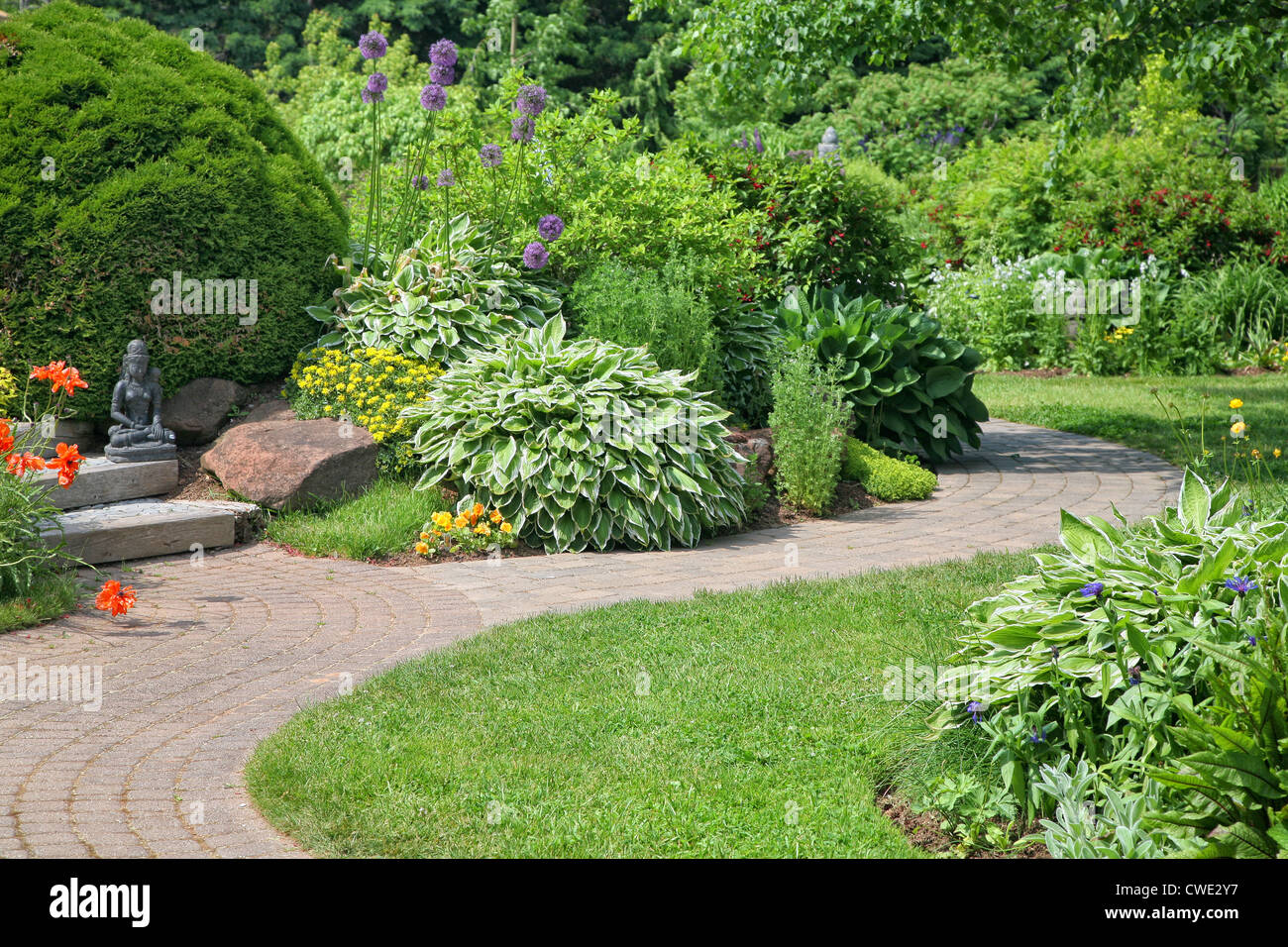 Pathway through a garden hi-res stock photography and images - Alamy