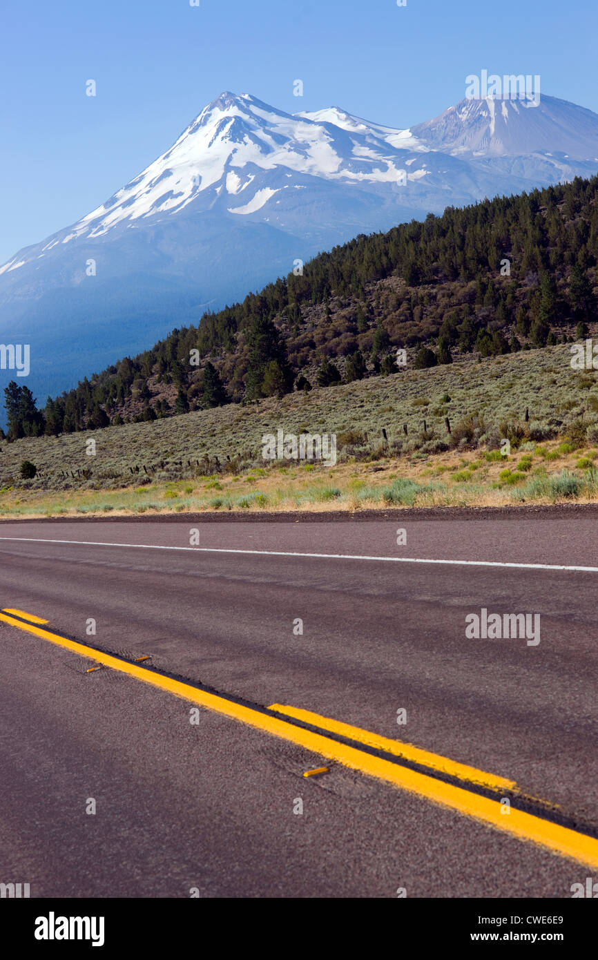 The Road to Mount Shasta in California Stock Photo - Alamy